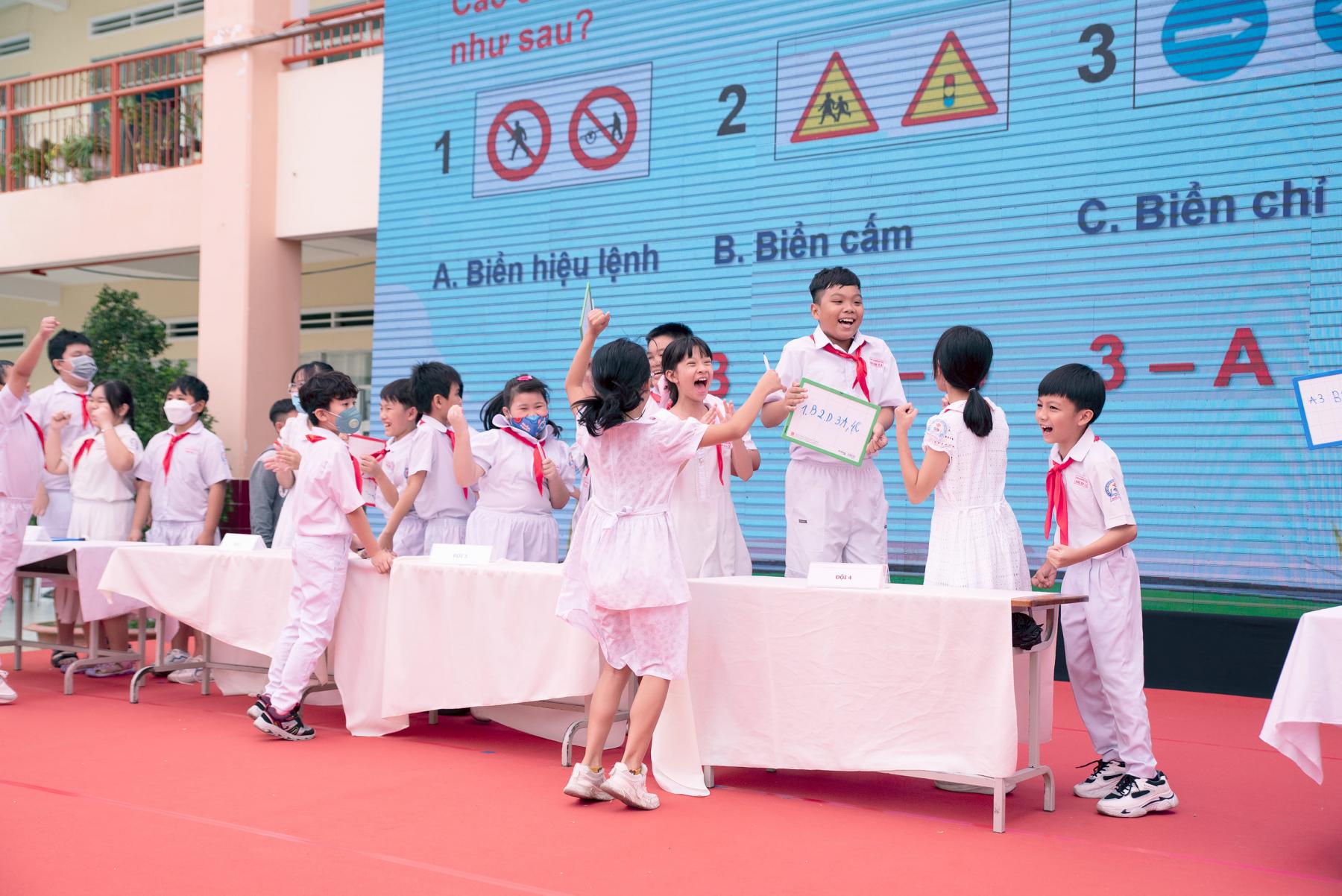 Honda Việt Nam tổ chức sự kiện Trao tặng mũ bảo hiểm cho học sinh lớp Một, lớp Hai và Đào tạo ...